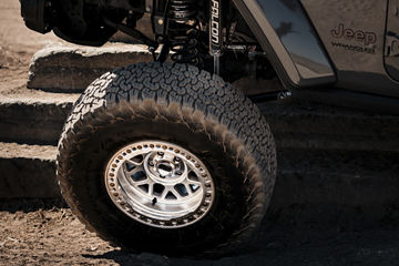 2019 Jeep Wrangler - KMC GRENADE CRAWL BEADLOCK - Machined | Wheel Pros